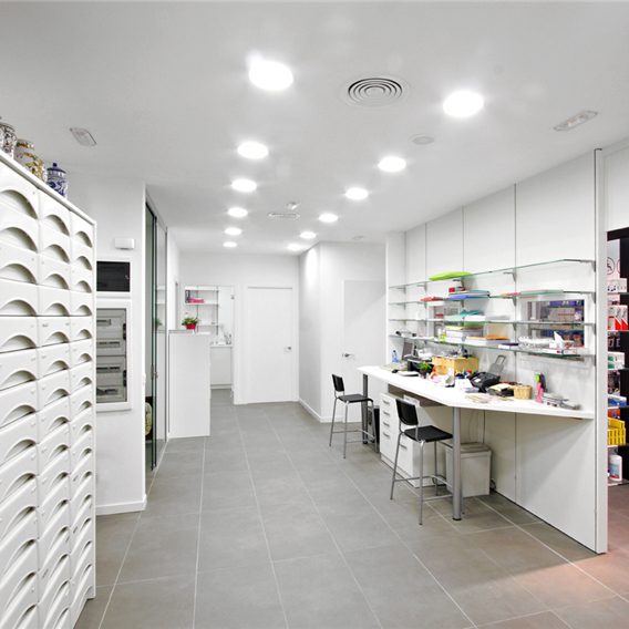 Small Pharmacy Shop Interior Design Ideas - Retail Shop Interior Design ...